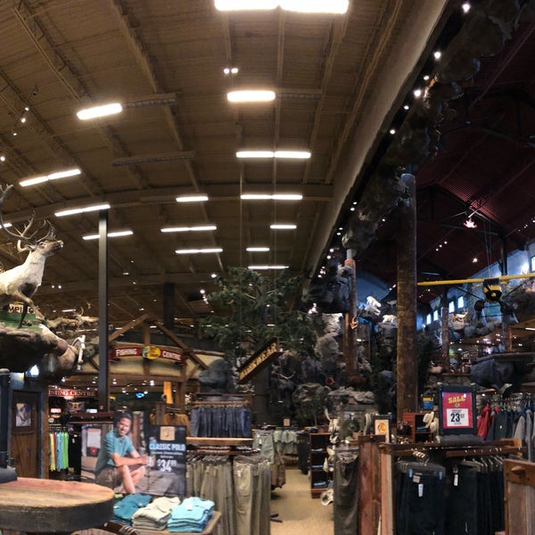 Se Permiten Perros En Bass Pro Calgary