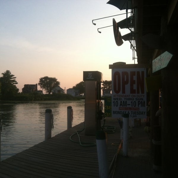 Island Grill at Mayea Marina - American Restaurant in Fair Haven