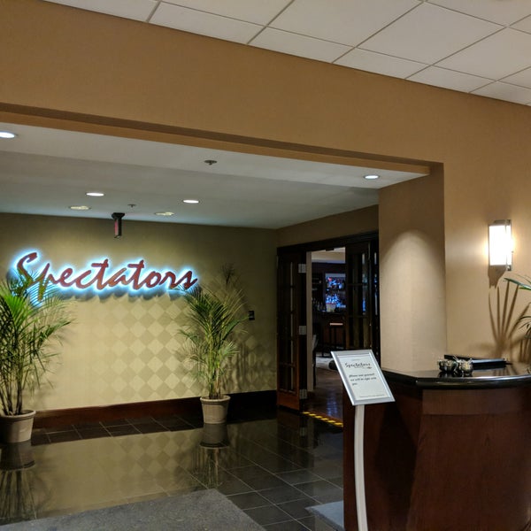 Spectators Sports Bar and Grill - Hotel Bar in Kansas City