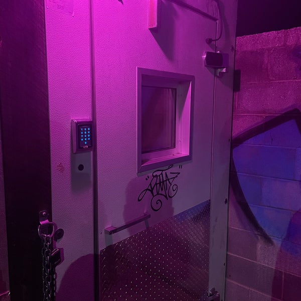 Pink Moon Bar - 13 visitors