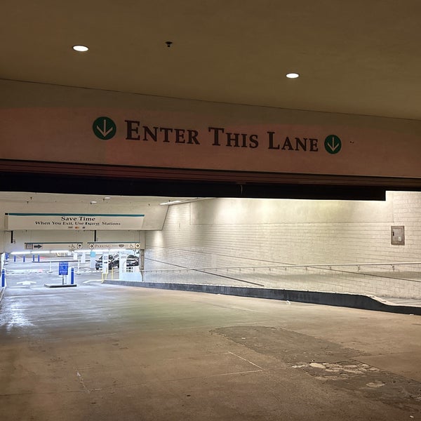 Paseo Colorado - Shopping Mall in Pasadena Civic Center District