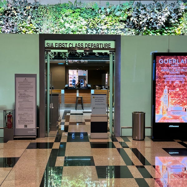 Singapore Airlines First Class Check-In Reception - Changi - 1 tip