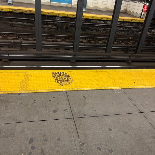 MTA Subway - Rector St (R/W) - Metro Station in New York