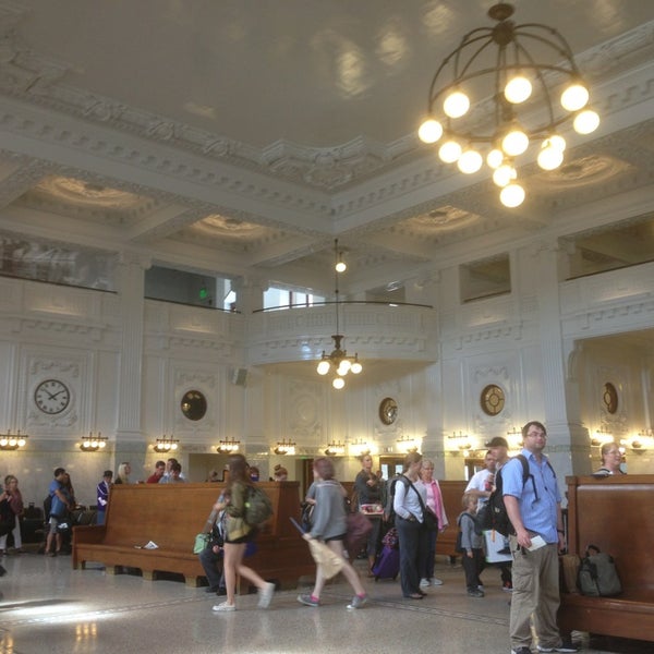 Amtrak Cascades 507 - Train in Pioneer Square