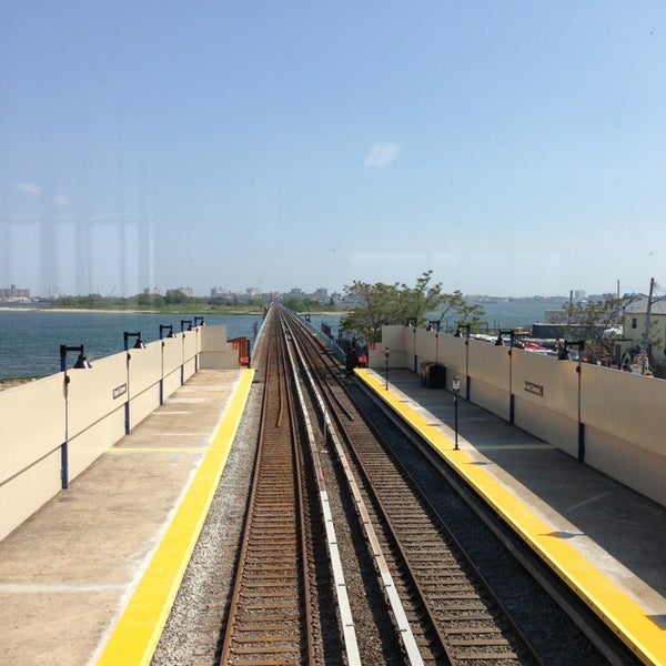 MTA Subway - Broad Channel (A/S) - Metro Station in Broad Channel