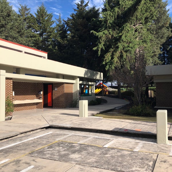 Centro Escolar del Lago - College and University