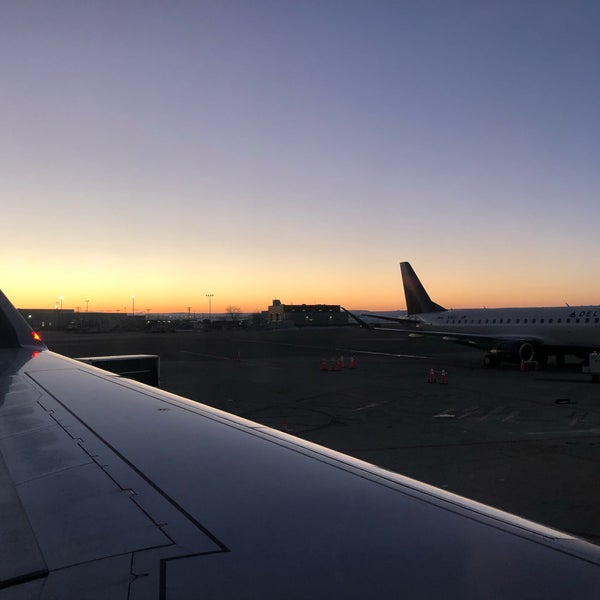 Gate B20 - Airport Gate