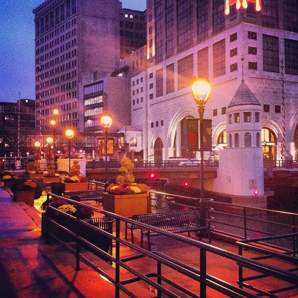 Photos at Chase Tower - Office in Milwaukee