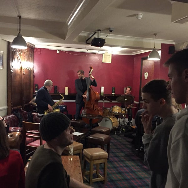 The Greyhound - Pub in Hendon