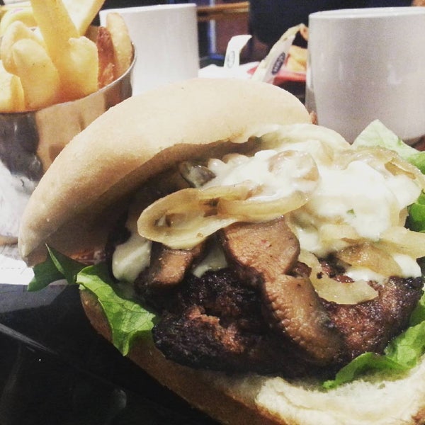 Red Robin Gourmet Burgers and Brews - Clifton, NJ