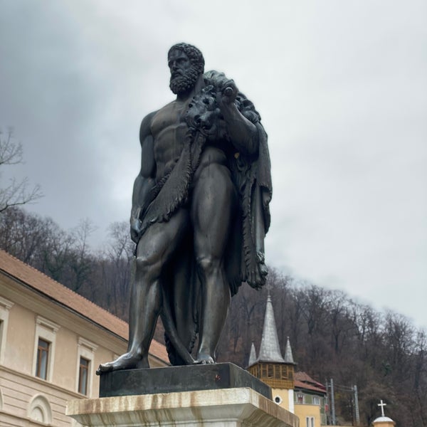 Statuia lui Hercules - 2 tips