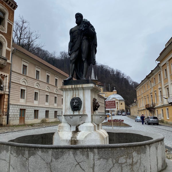 Statuia lui Hercules - 2 tips