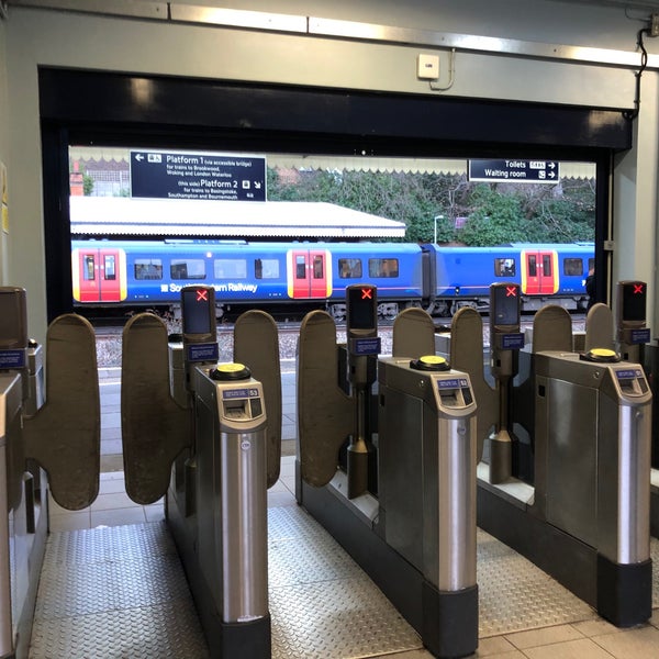 Farnborough Main Railway Station (FNB) - Rail Station in Farnborough