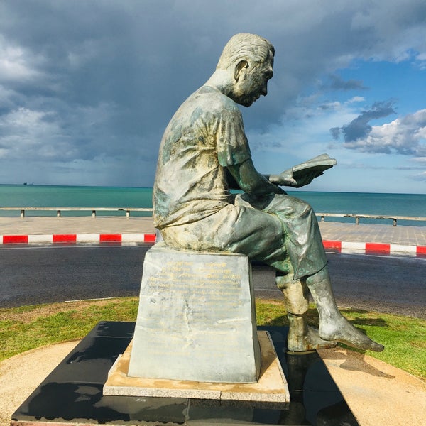 วงเวียนประติมากรรม คนอ่านหนังสือ (The Reading Man Roundabout) - 2 tips ...