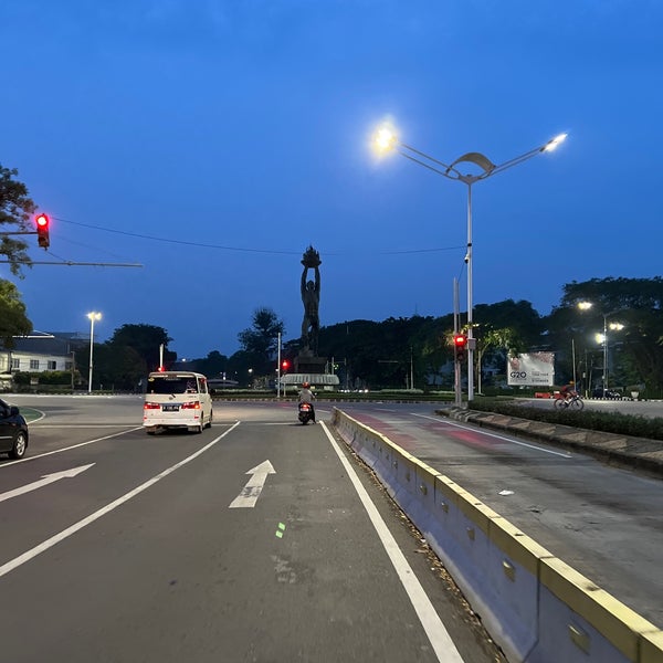 Photos at Patung Pemuda Membangun - Bundaran Senayan - Monument in ...