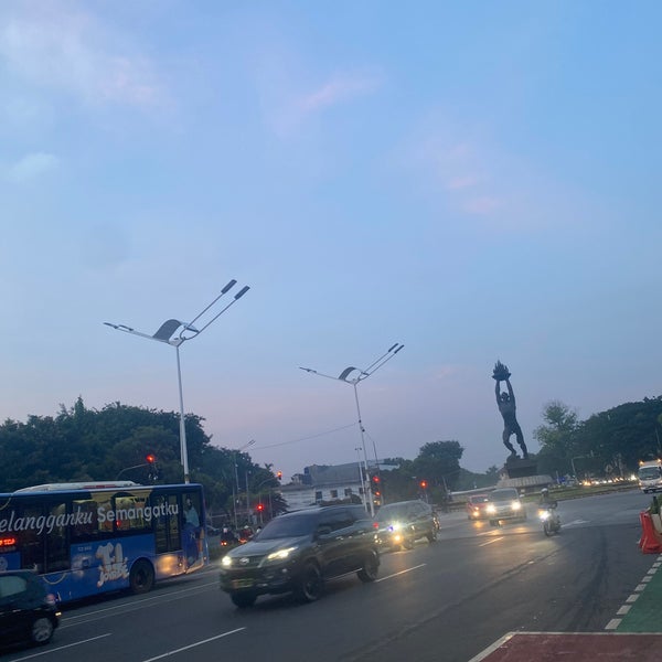 Photos at Patung Pemuda Membangun - Bundaran Senayan - Monument in ...