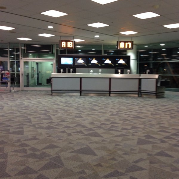 Photos at Gate A17 / B17 - Airport Gate in Toronto Pearson ...