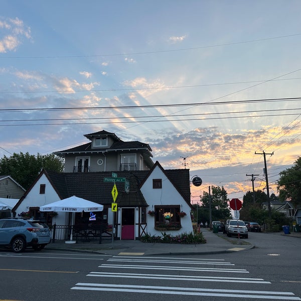 Sully's Snowgoose - Bar in Phinney Ridge