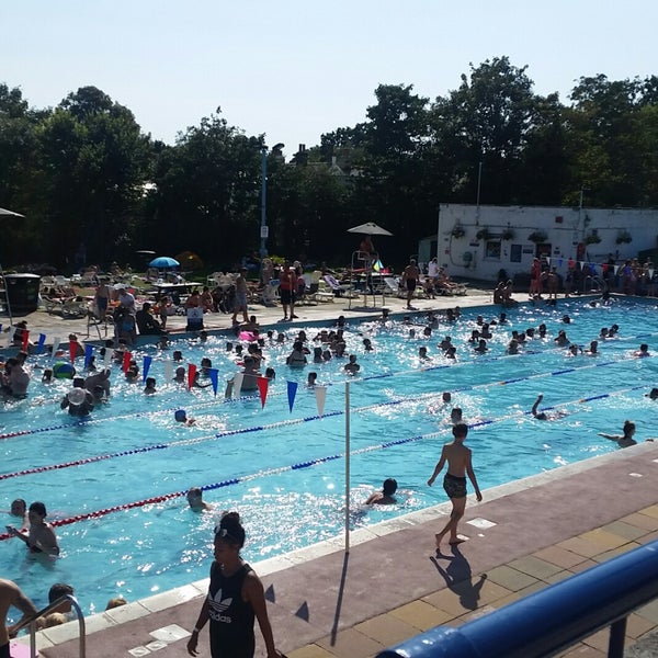 Hampton Outdoor Pool - Swimming Pool in Hampton