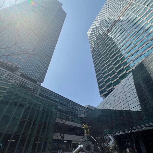 Kerry Parkside (浦东嘉里城) - Shopping Mall