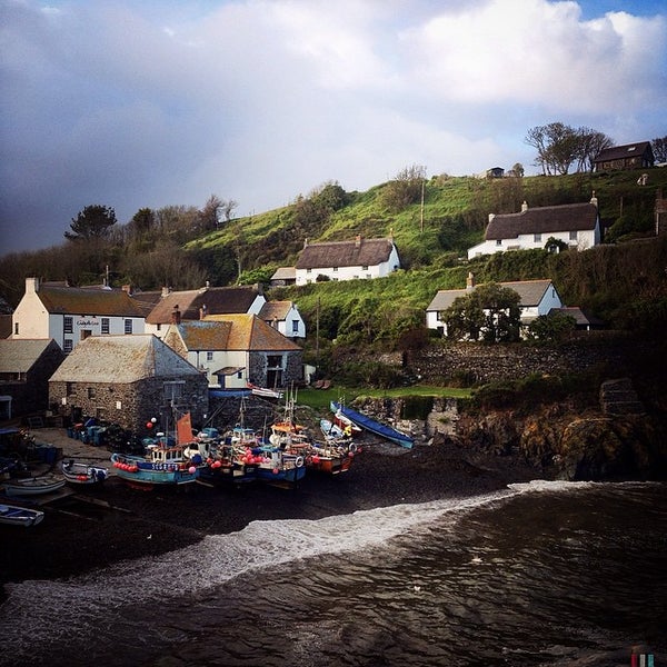 Cadgwith Cove Beach - Beach in Cadwith