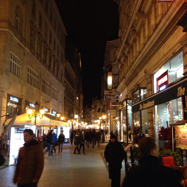 Váci utca - Pedestrian Plaza in Váci utca
