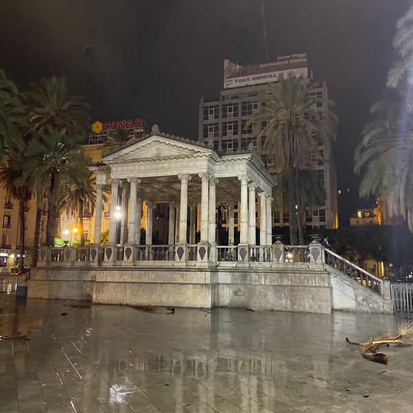 Piazza Ruggero Settimo - Plaza in Politeama