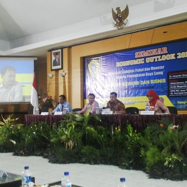 Gedung Rektorat Universitas Trunojoyo - Building in Kamal