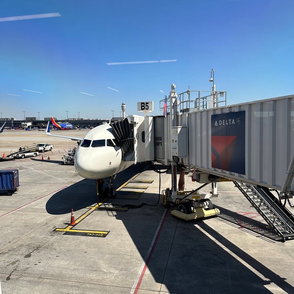Gate B5 - Airport Gate in Atlanta