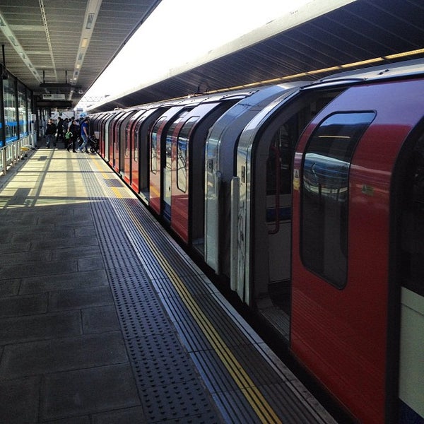 Stratford London Underground and DLR Station - Metro Station