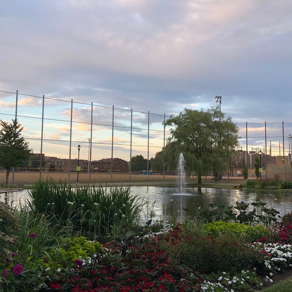 Parc Pierre Elliott Trudeau Park - Park in Côte-Saint-Luc