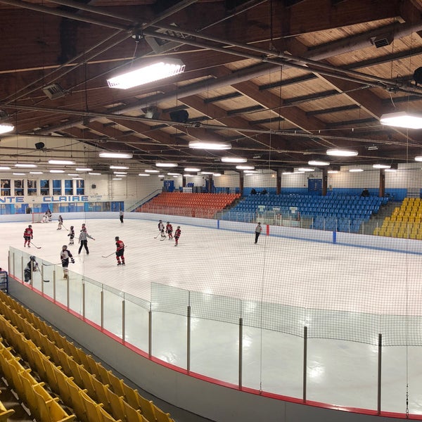 Bob-Birnie Arena - Stadium in Pointe-Claire