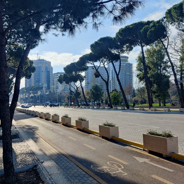 Parku Rinia - Park in Tirana