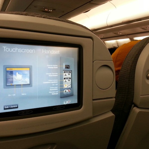 Lufthansa Flight LH 732 - Plane in Flughafen