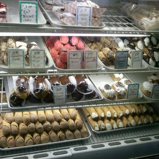 Libby's Italian Pastry - Dessert Shop in Wooster Square - Mill River
