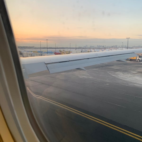 Runway 06R/24L - Airport Service in Mississauga