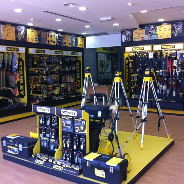 stanley showroom - القوز - Al Qouz 1