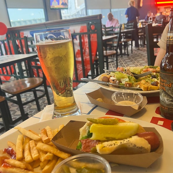 Cubs Bar & Grill - Bar in Chicago