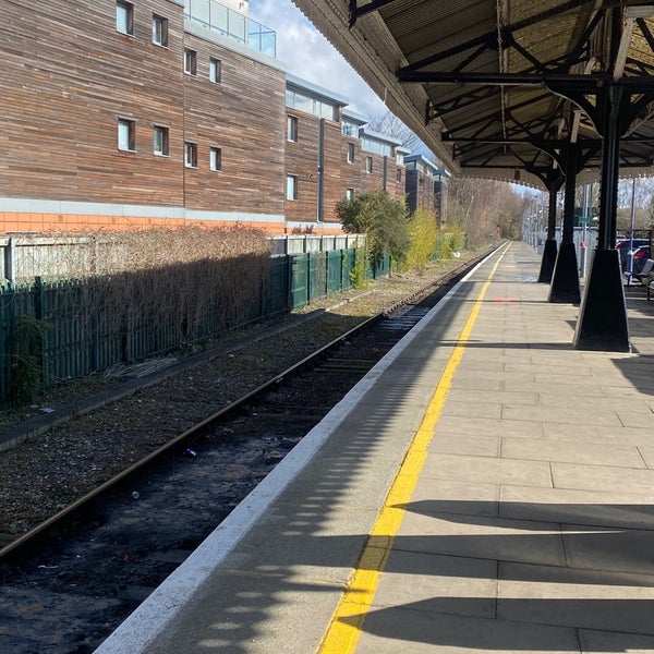 Henley-on-Thames Railway Station (HOT) - Train Station