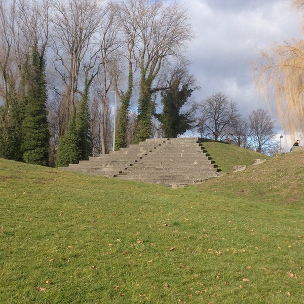 Pyramides de Vidy - Monument / Landmark