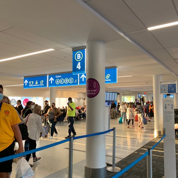 Gate B4 - Airport Gate