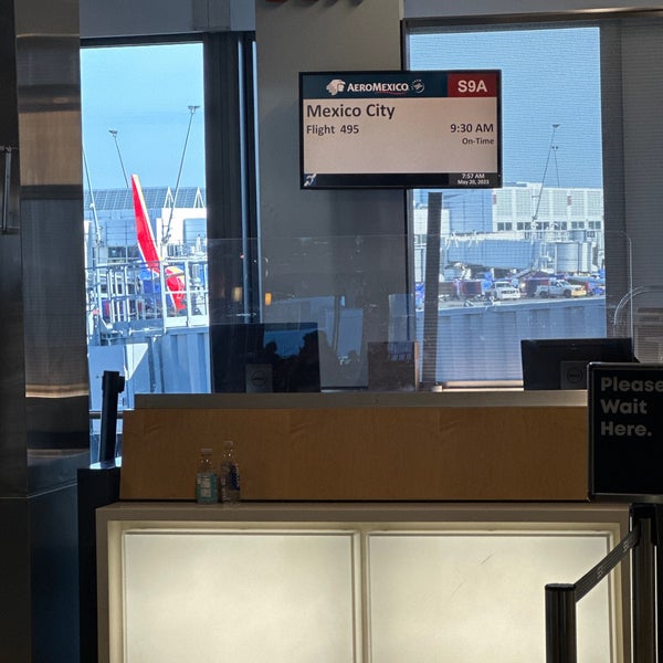 Gate S9 - Airport Gate