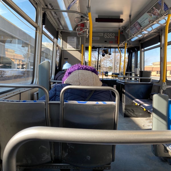 Pace Suburban Bus Stop - Oak Brook Center - Bus Station in Oak Brook