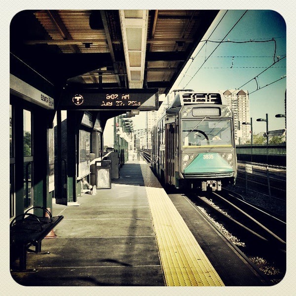 MBTA Science Park / West End Station - Metro Station in Downtown Boston