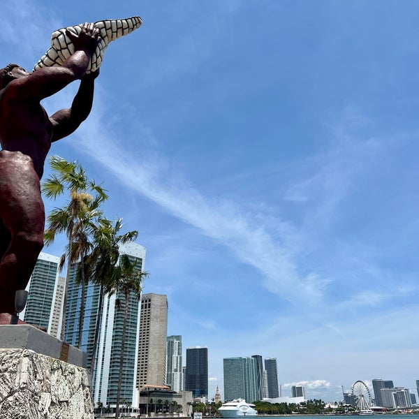 Brickell Key Jogging Trail - Hiking Trail in Miami