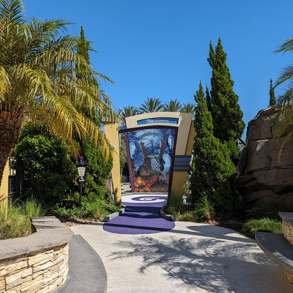 Hollywood Drive-In Golf - Mini Golf Course