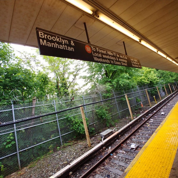 MTA Subway - Middle Village/Metropolitan Ave (M) - Middle Village, NY