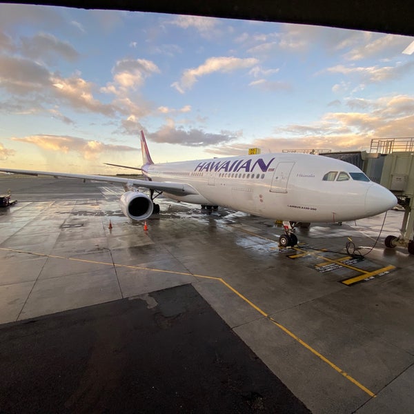 Gate D2 - Airport Gate in Honolulu