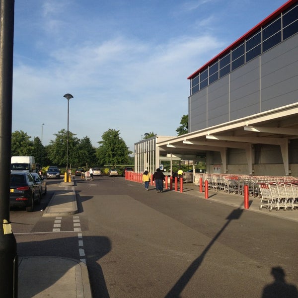 Costco - Croydon'da İndirimli Depo Mağazası