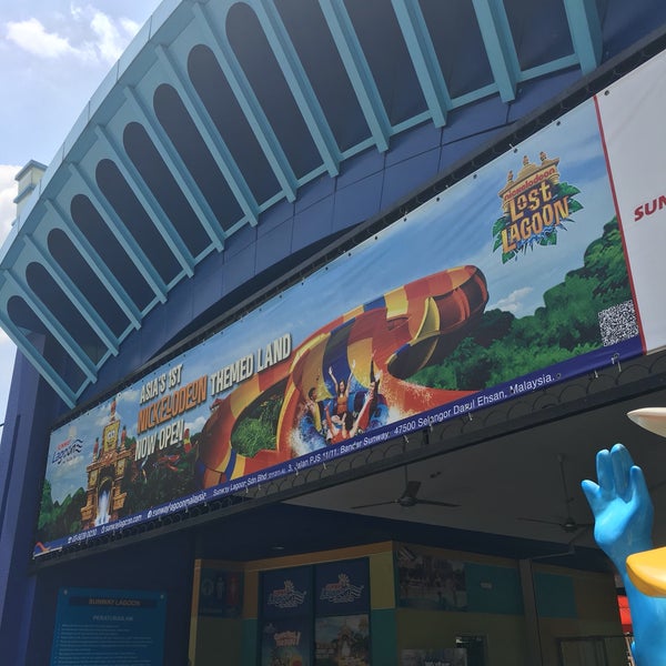Main Entrance sunway lagoon theme park